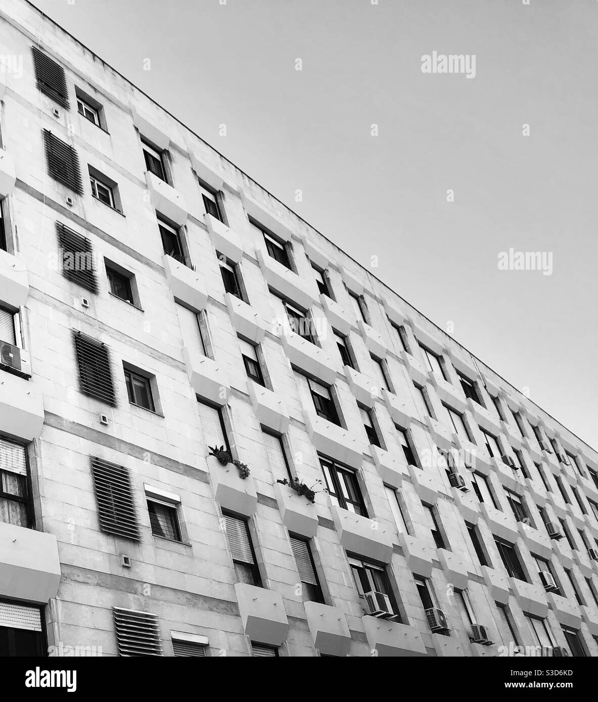 Building in the sun hi-res stock photography and images - Alamy