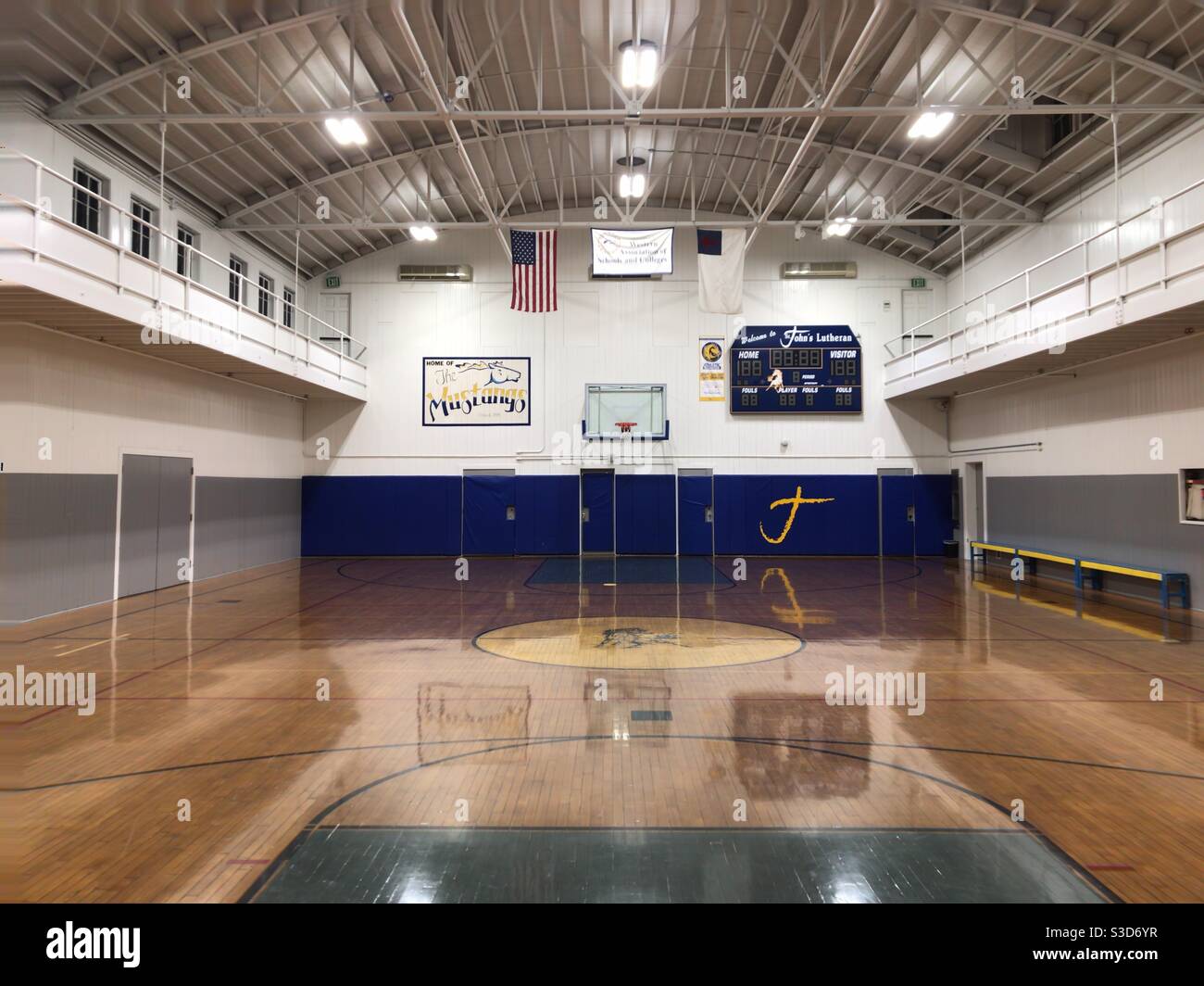 School gym basketball hi-res stock photography and images - Alamy