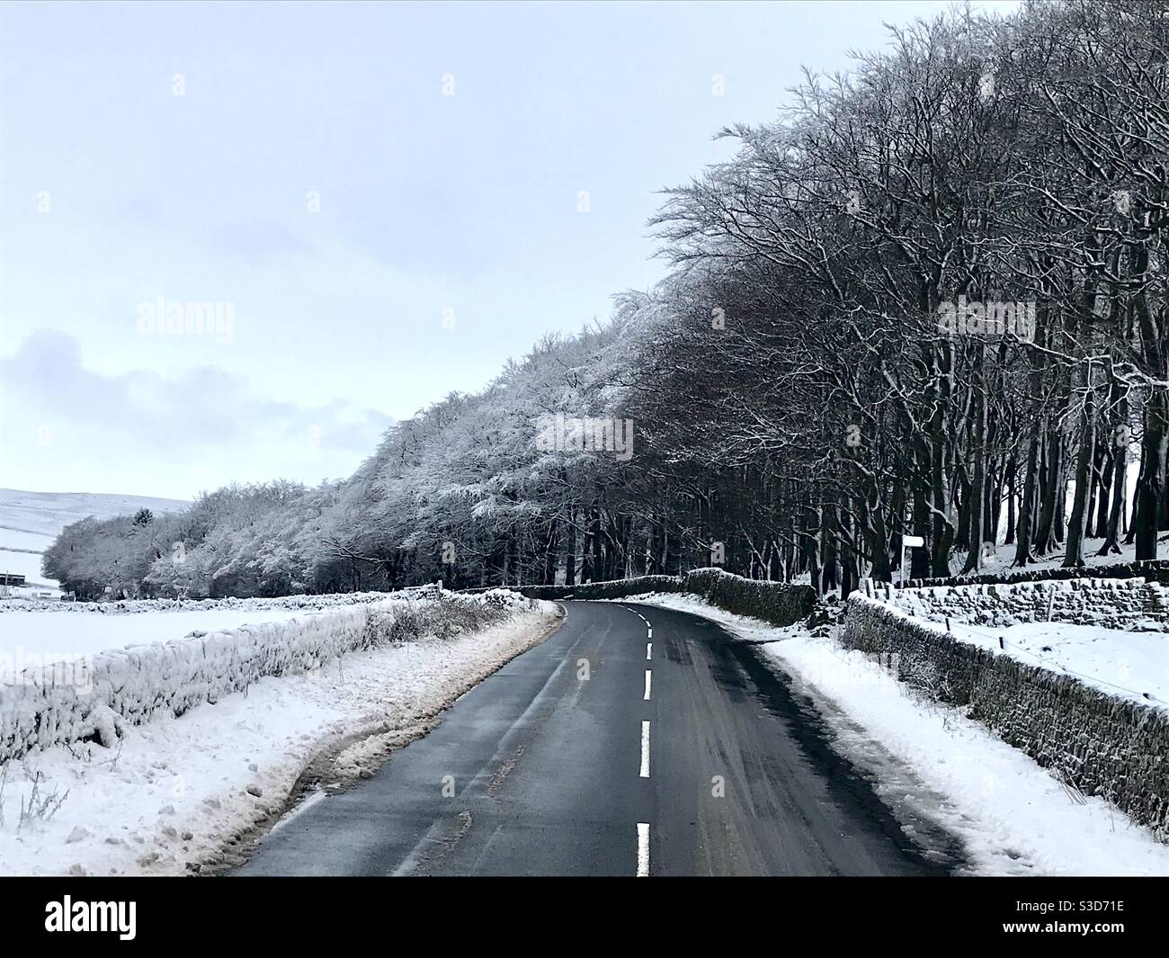 Scenic snowy road hi-res stock photography and images - Alamy