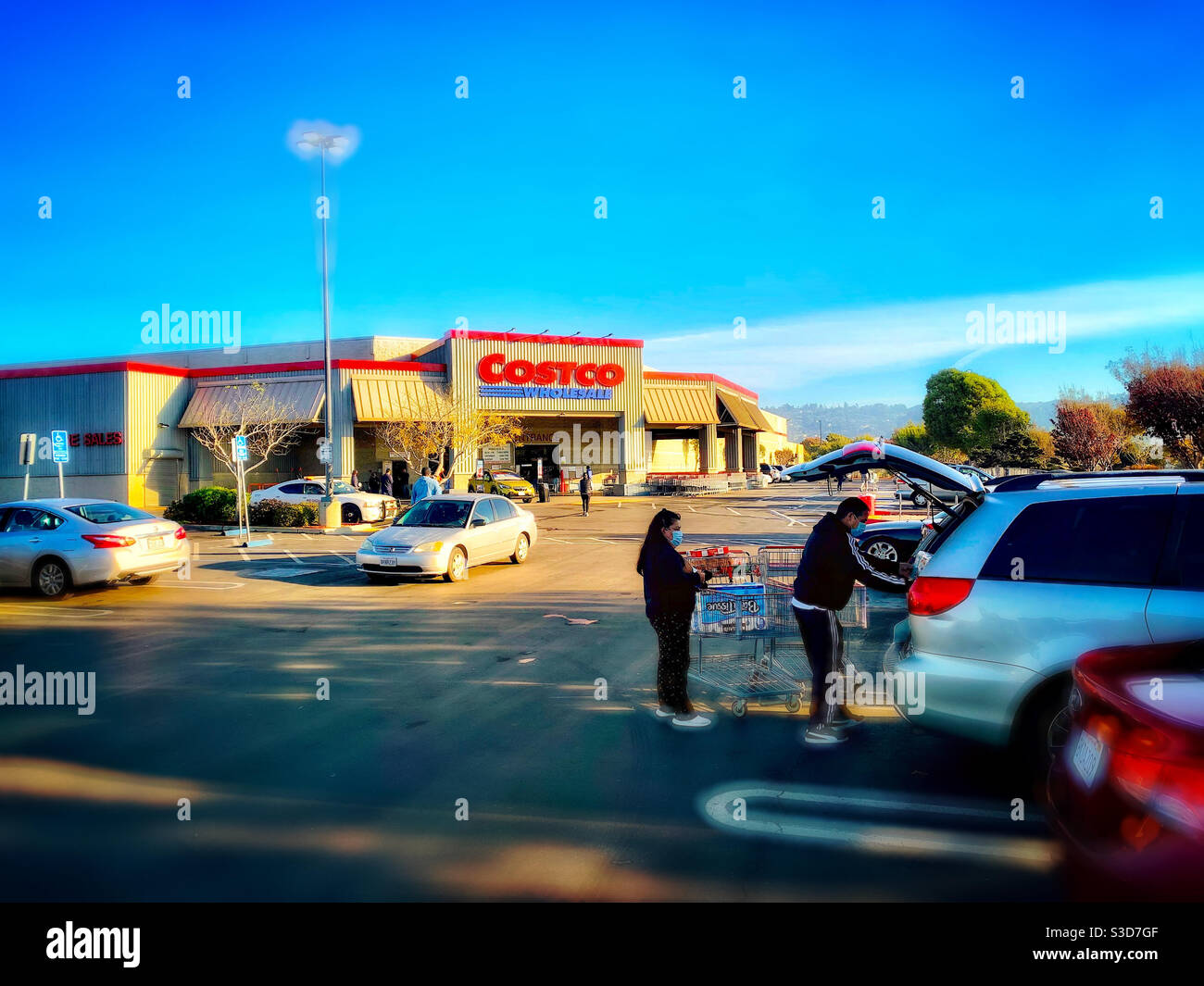 Costco parking lot hi-res stock photography and images - Alamy