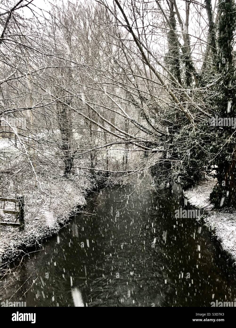 Snowy winter scene river smartphone stock photos and images - Alamy