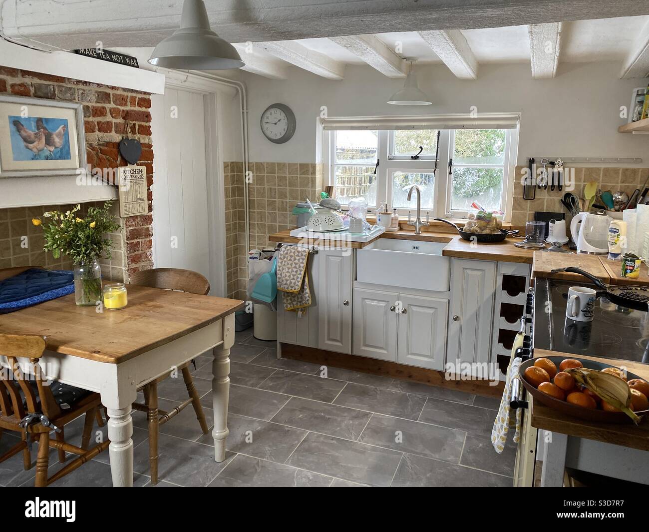 Cottage farmhouse kitchen Stock Photo - Alamy