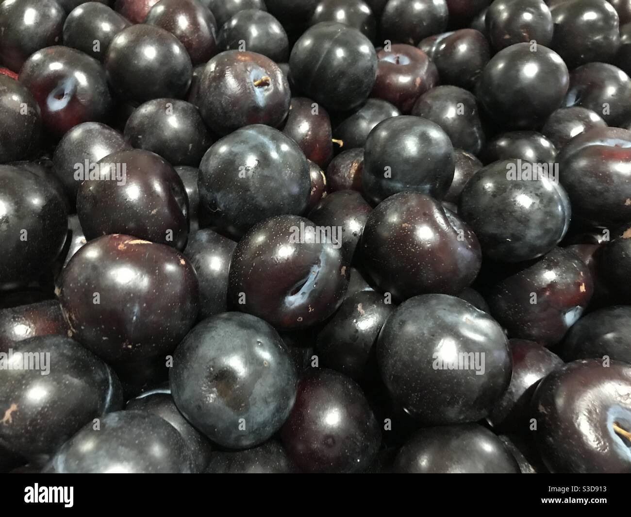 Black plums hi-res stock photography and images - Alamy