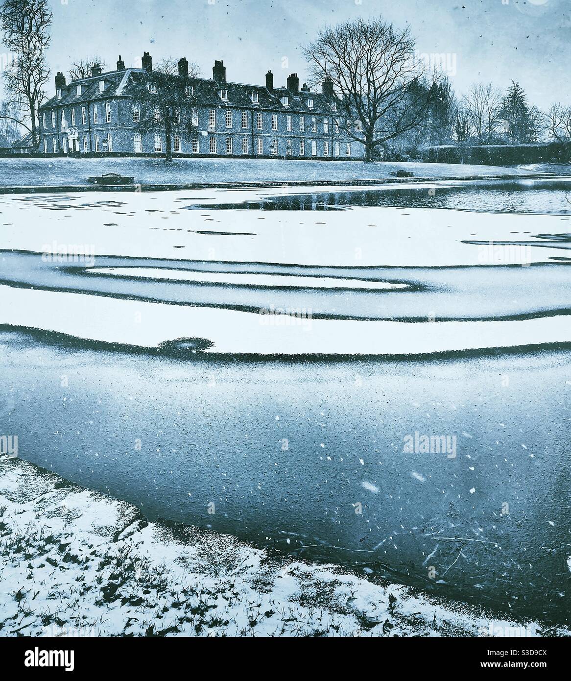 Snow on a pond hi-res stock photography and images - Alamy