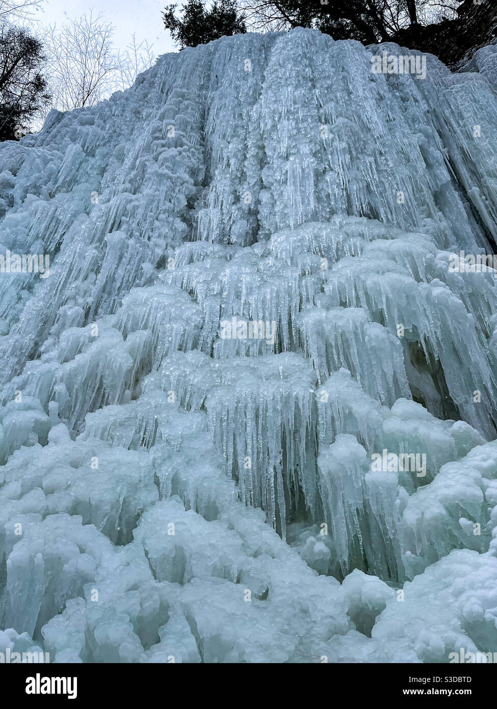 Frozen waterfall hi-res stock photography and images - Alamy