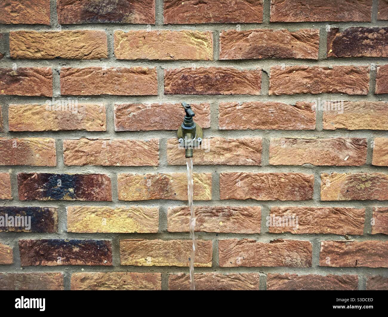 Faucet on a brick wall hi-res stock photography and images - Alamy