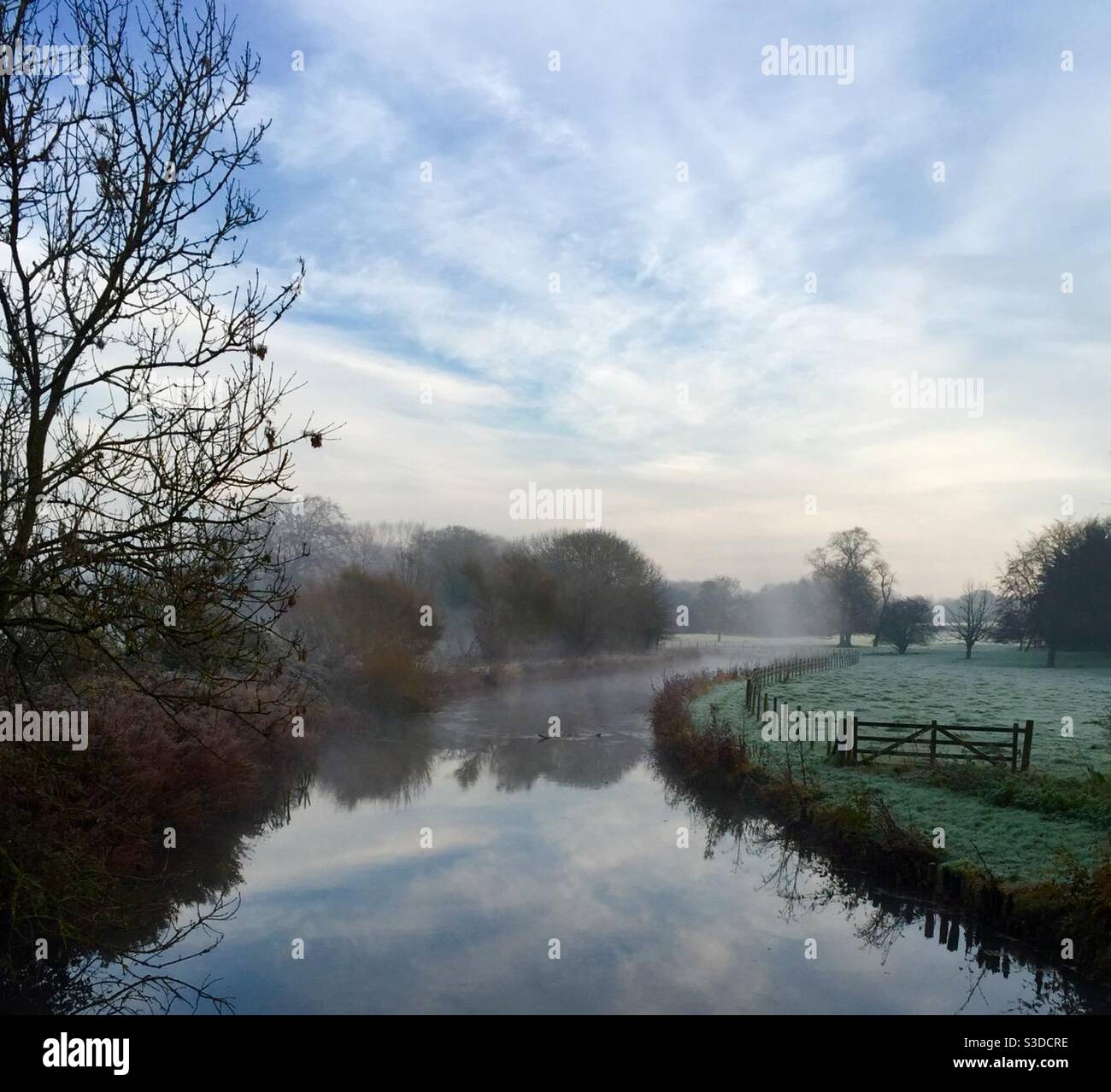 Frosty river hi-res stock photography and images - Alamy