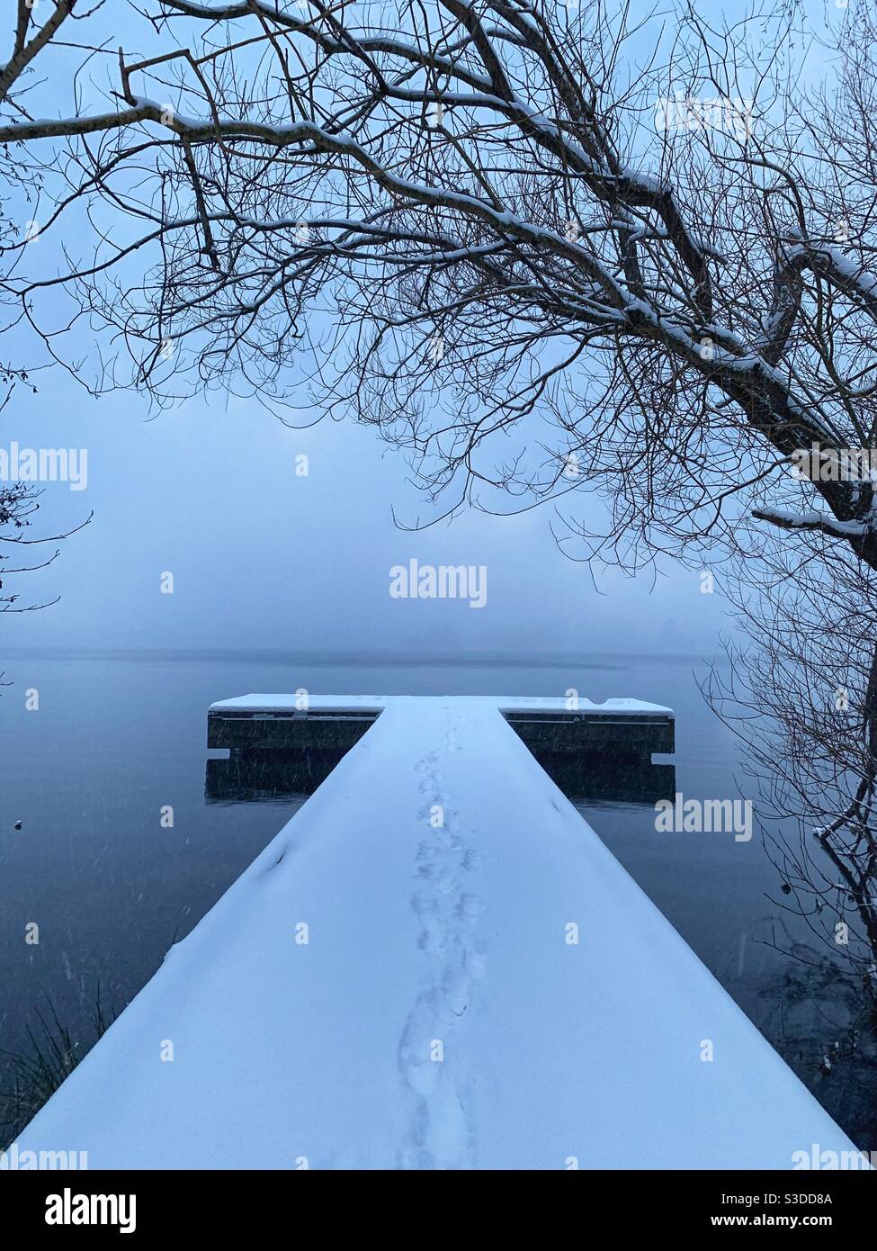 Dock in winter hi-res stock photography and images - Alamy