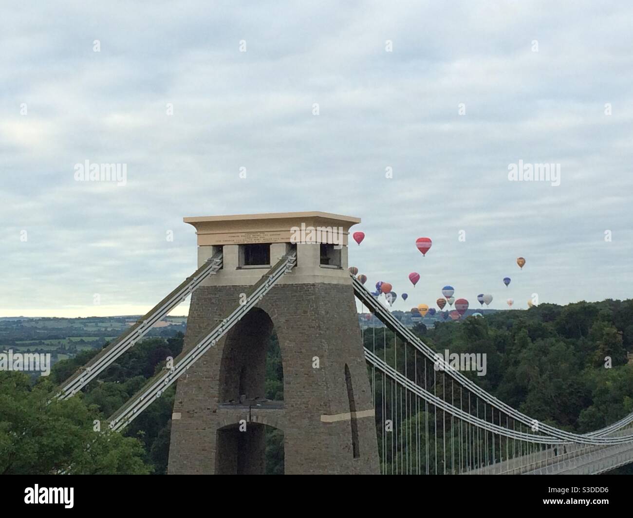 Bristol suspension bridge balloon hi-res stock photography and images ...