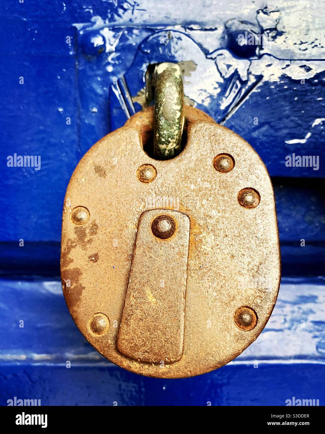 Large rusting padlock Stock Photo - Alamy