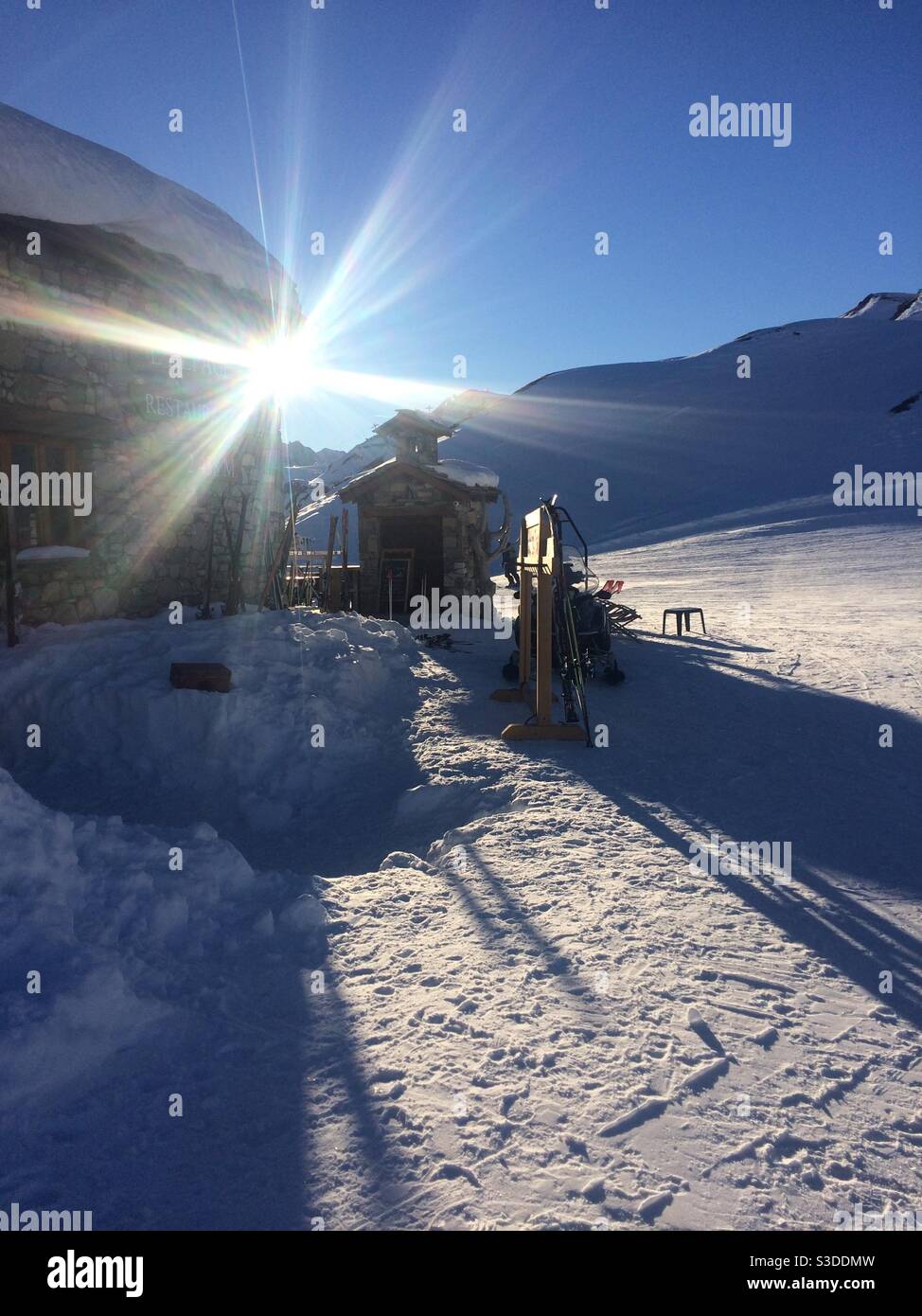 Sun behind building hi-res stock photography and images - Alamy