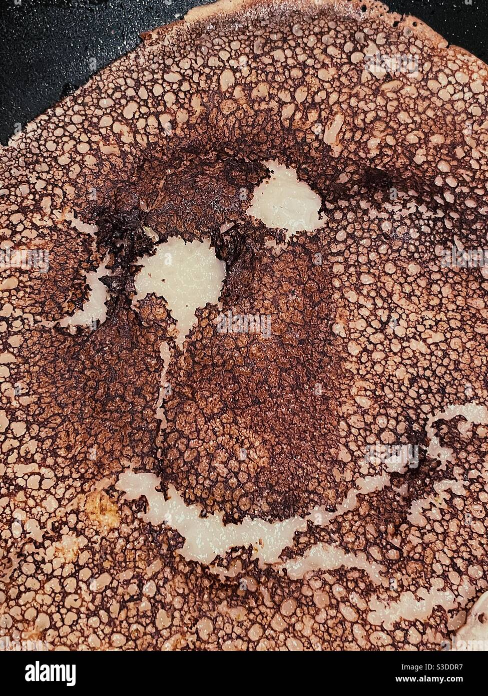 Smiling face in a cooked (slightly burnt) pancake Stock Photo - Alamy