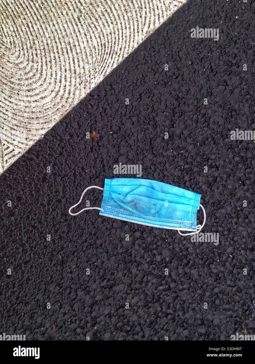 Road mask hi-res stock photography and images - Alamy