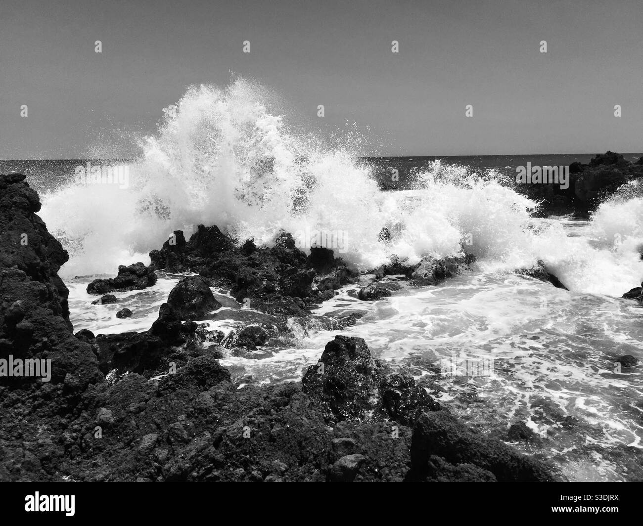 Rocks and crashing waves hi-res stock photography and images - Alamy