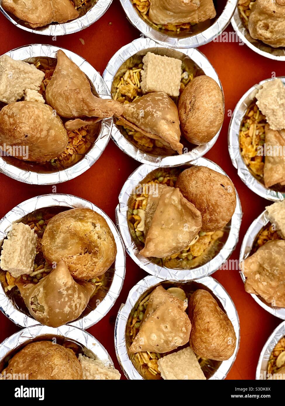 Samosa snacks hi-res stock photography and images - Alamy