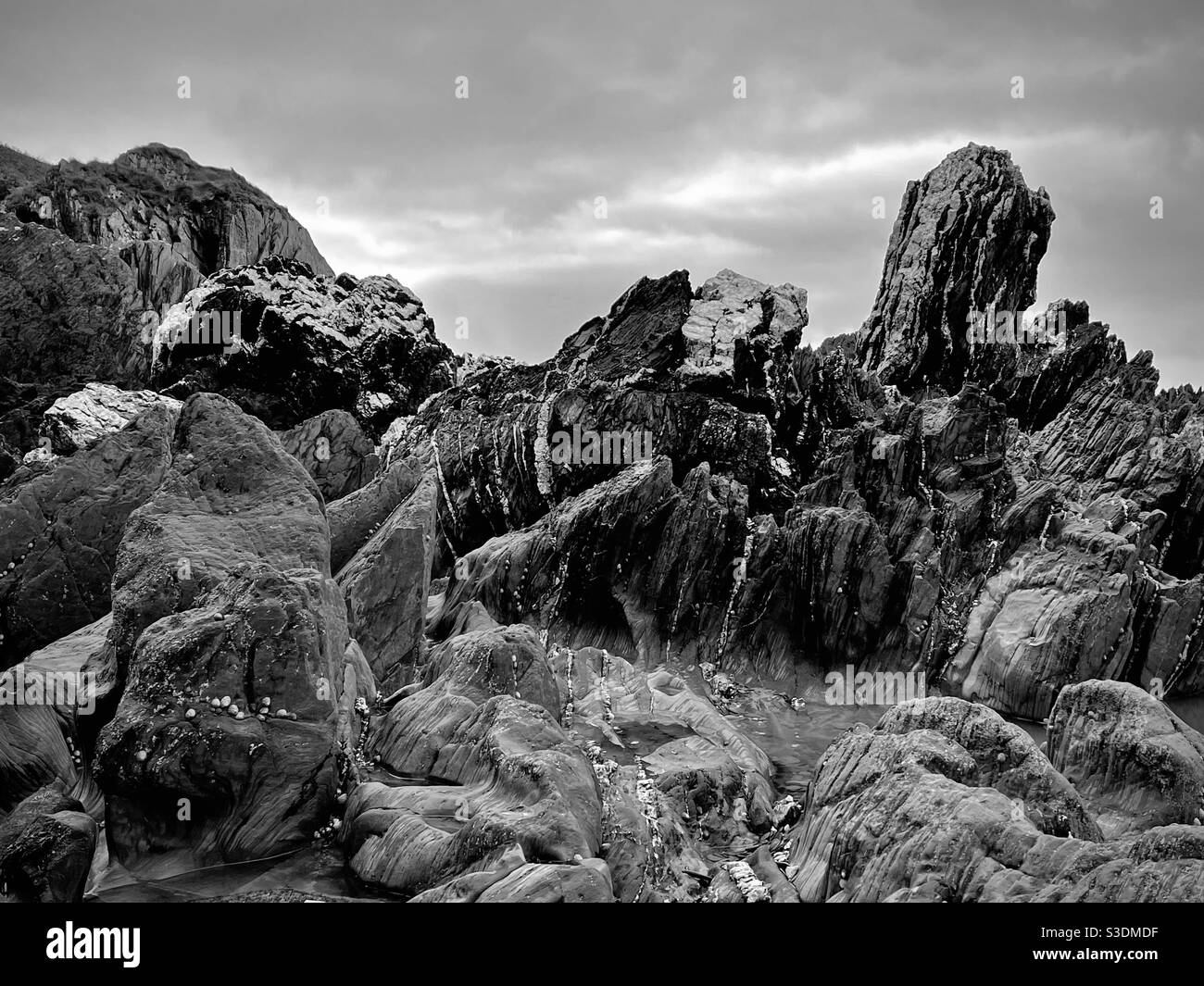 Jagged rocks on beach hi-res stock photography and images - Alamy