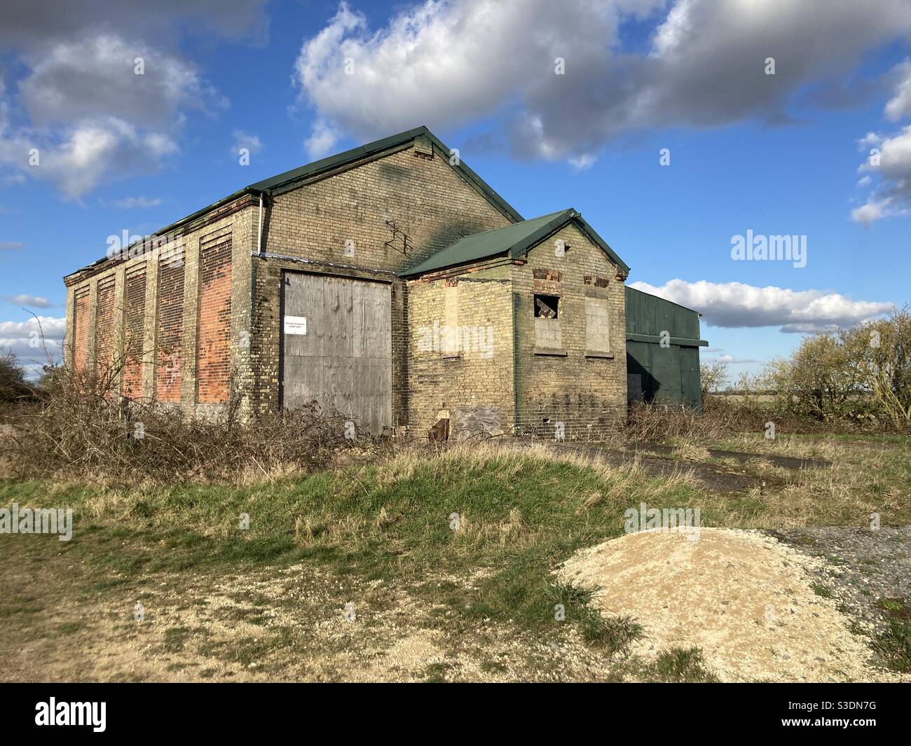Scruffy building hi-res stock photography and images - Alamy