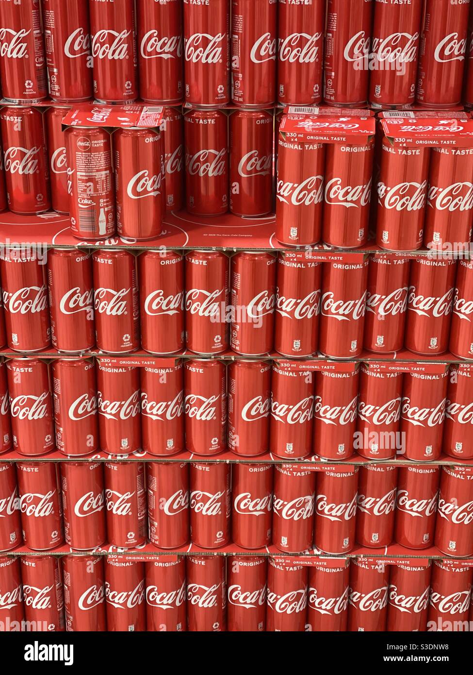 Cans of coca cola hi-res stock photography and images - Alamy