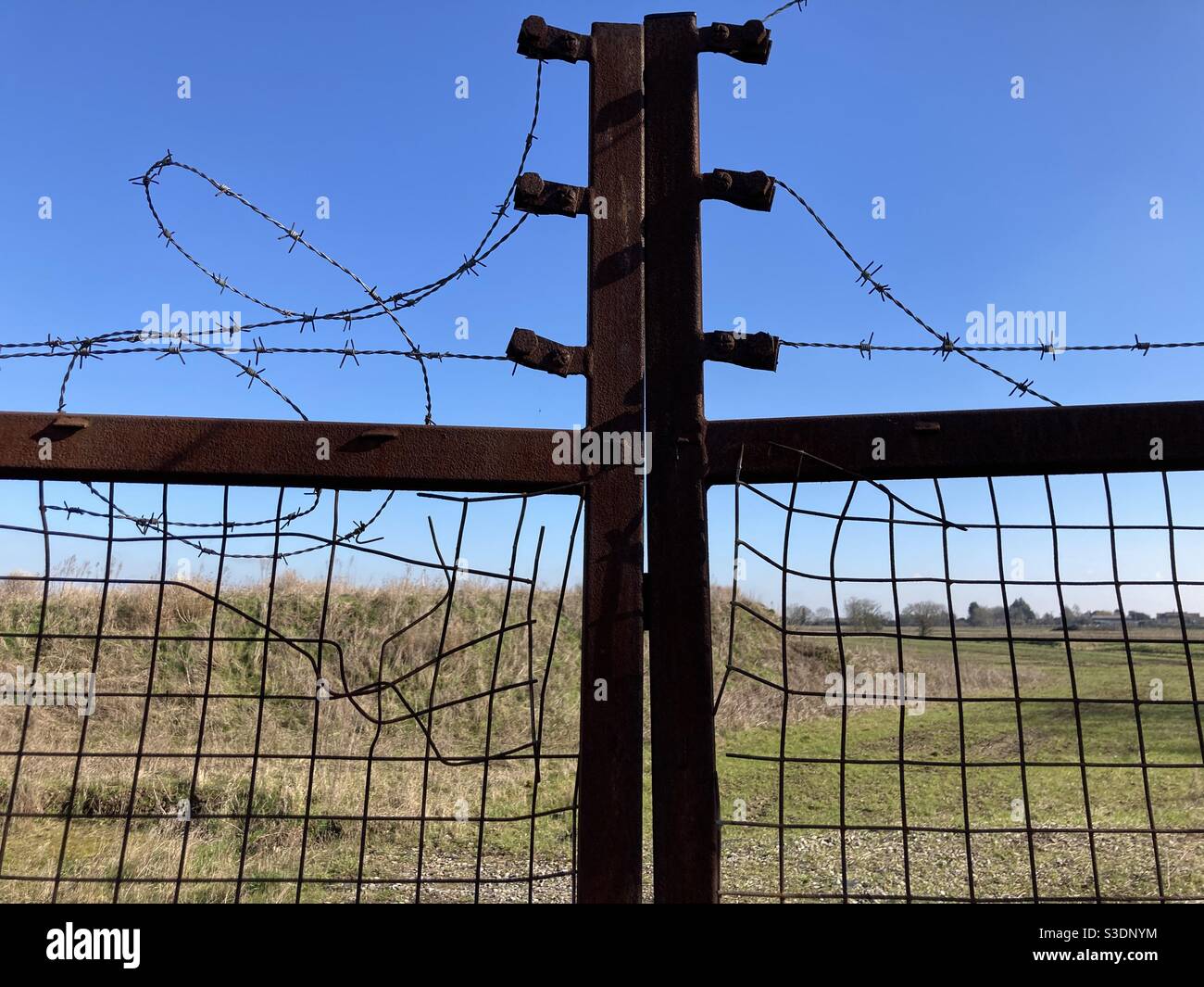 Rusty wire fencing hi-res stock photography and images - Alamy