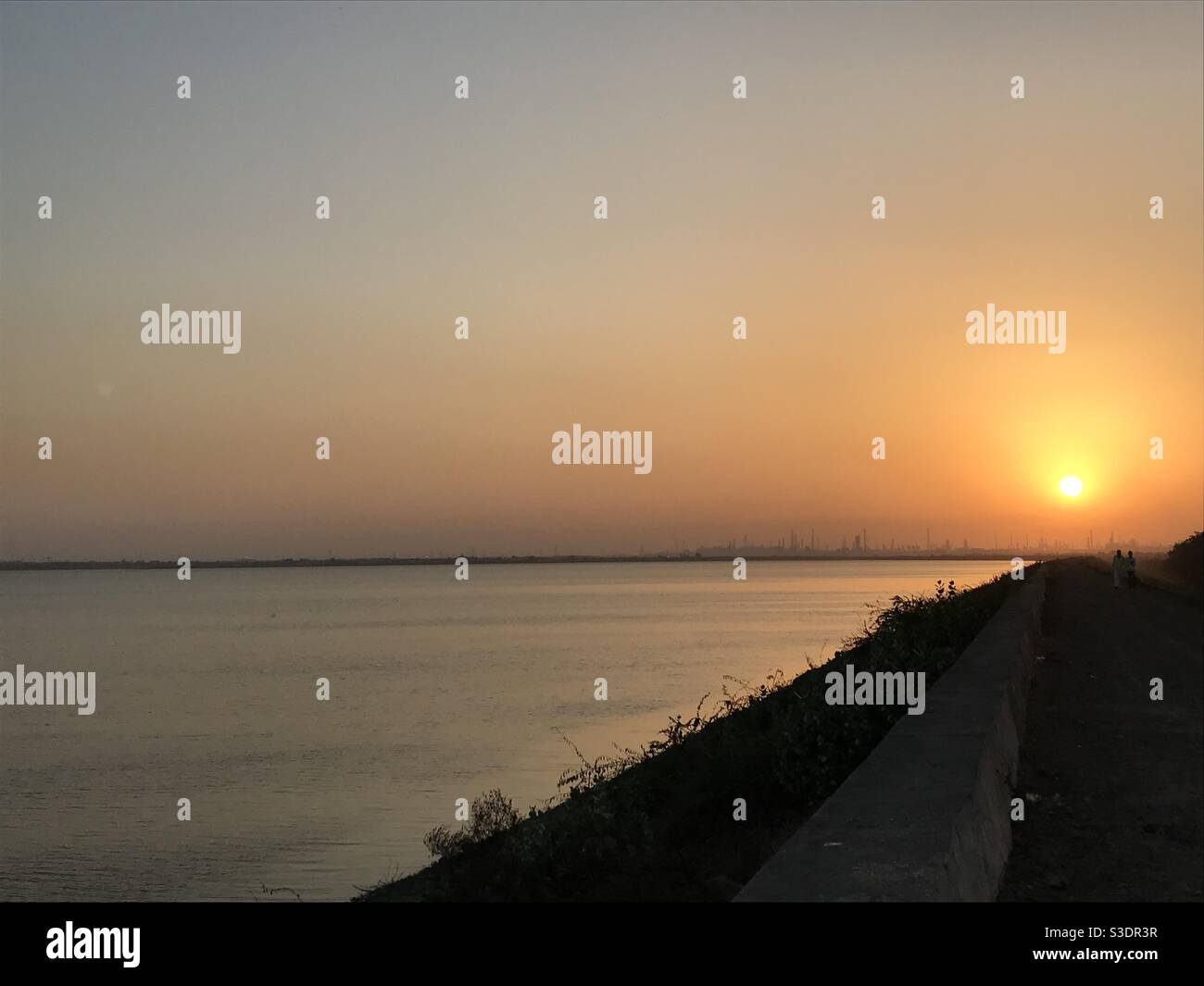 Riverside sunset hi-res stock photography and images - Alamy