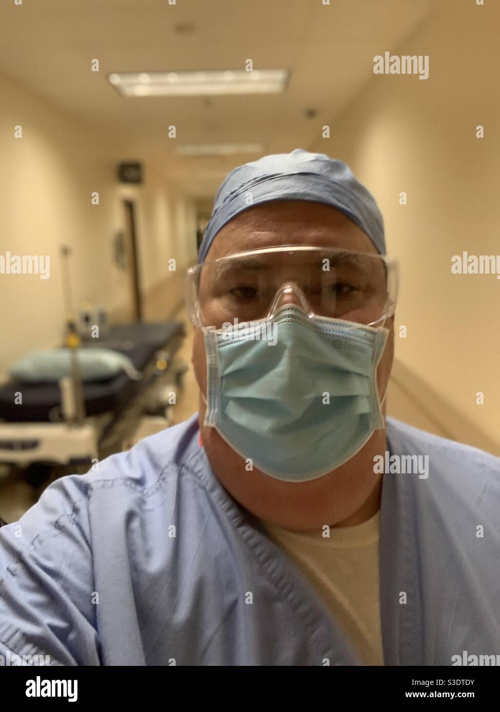 Hospital worker hi-res stock photography and images - Alamy