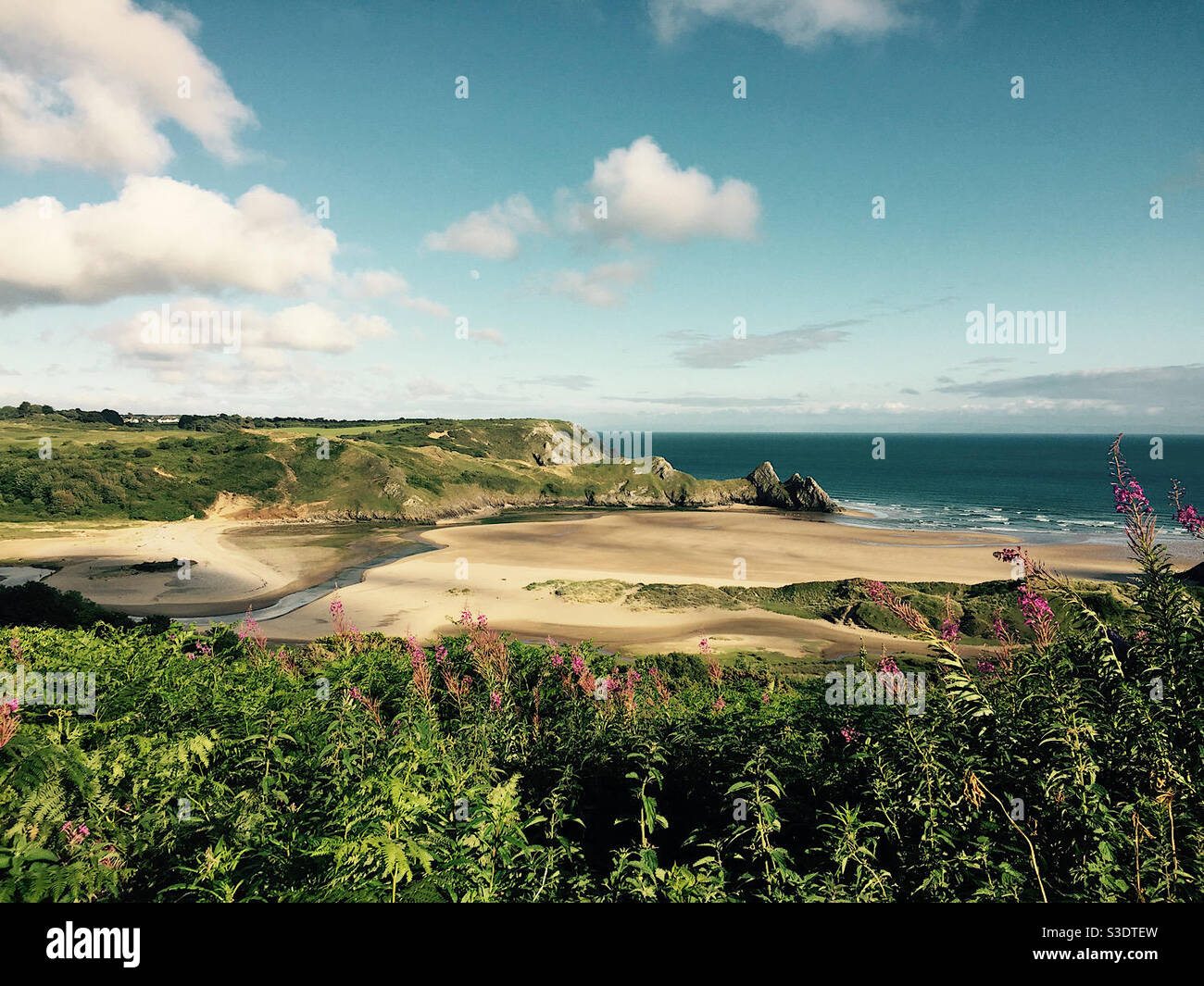 Gower peninsula three cliffs bay hi-res stock photography and images ...
