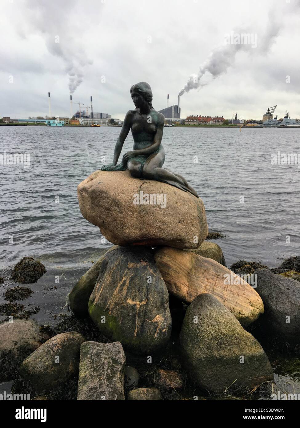 Little mermaid bronze sculpture copenhagen icon hi-res stock ...