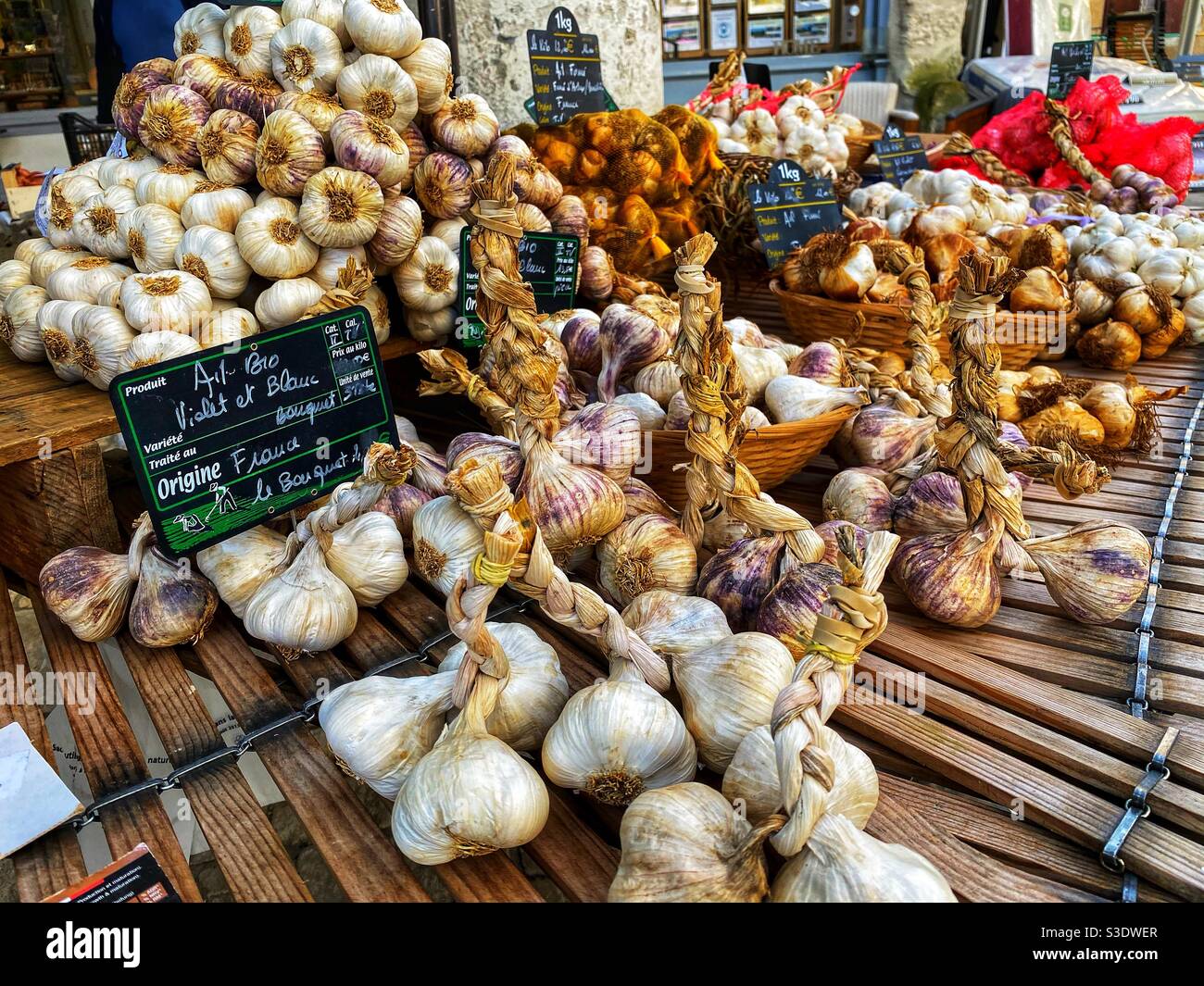 Garlic on a French market stall Stock Photo - Alamy
