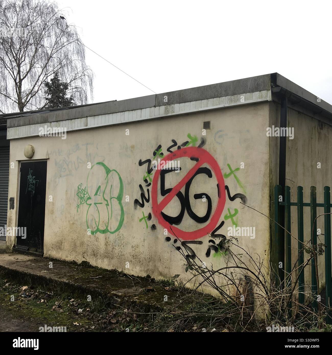 A piece of graffiti disclaiming ‘No 5G’ Stock Photo - Alamy