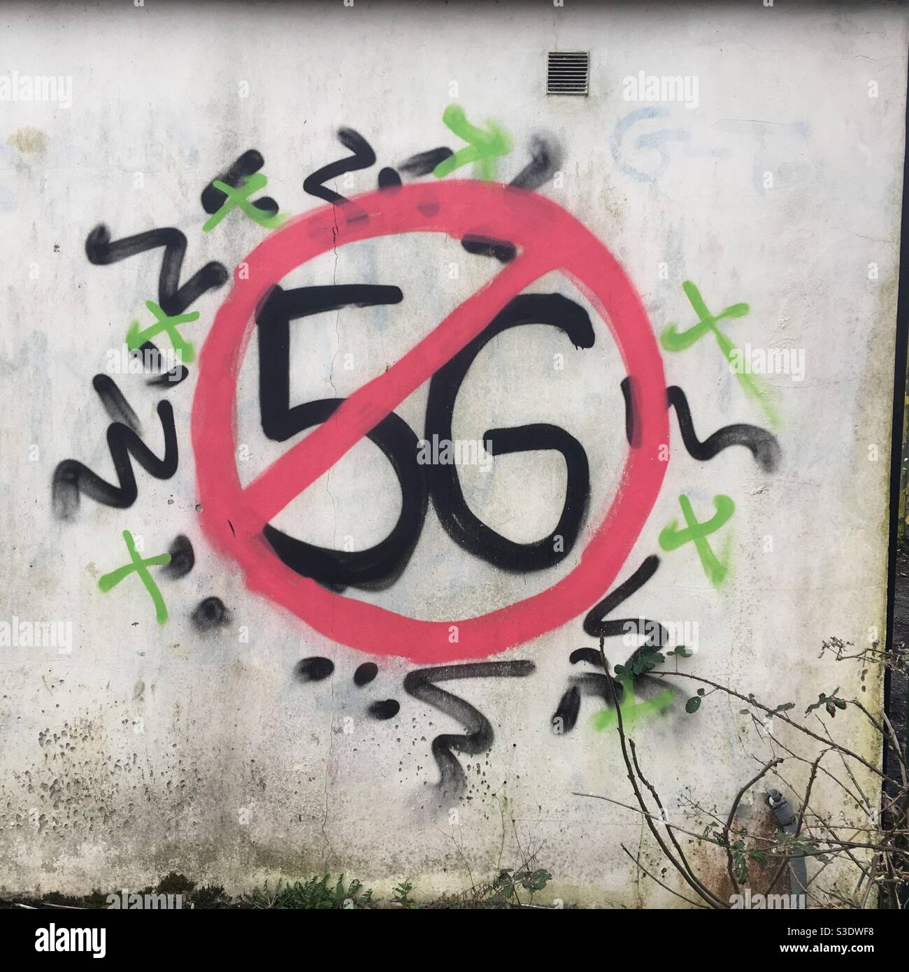 A piece of graffiti with the message ‘No 5G’ Stock Photo - Alamy