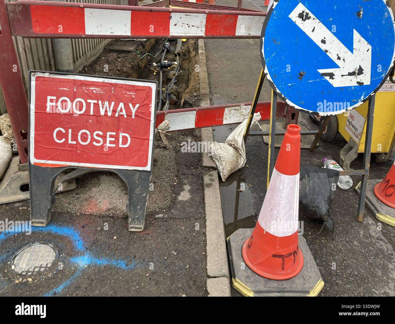 Diversion road signs hi-res stock photography and images - Alamy