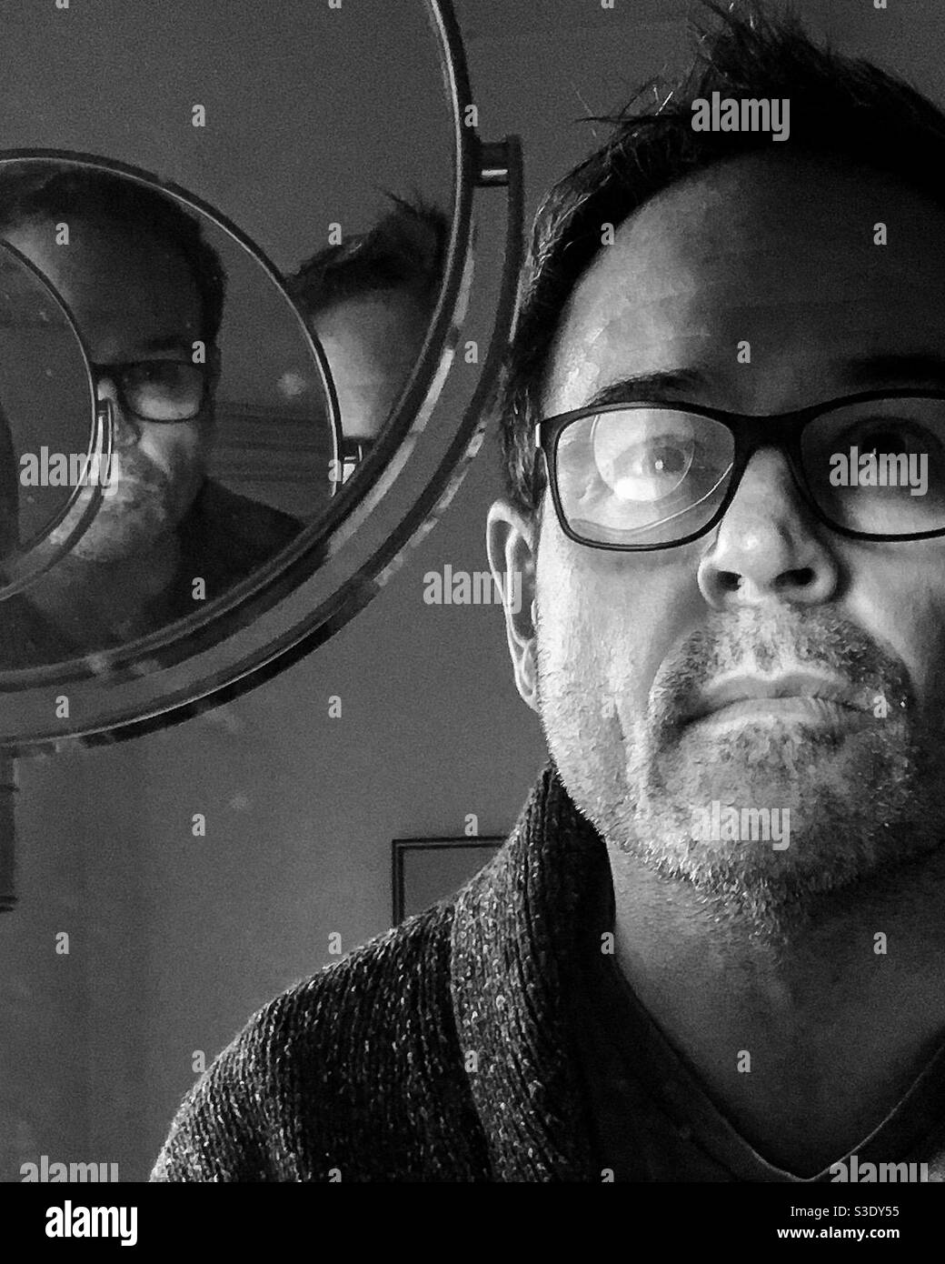 Man looking into a mirror hi-res stock photography and images - Alamy