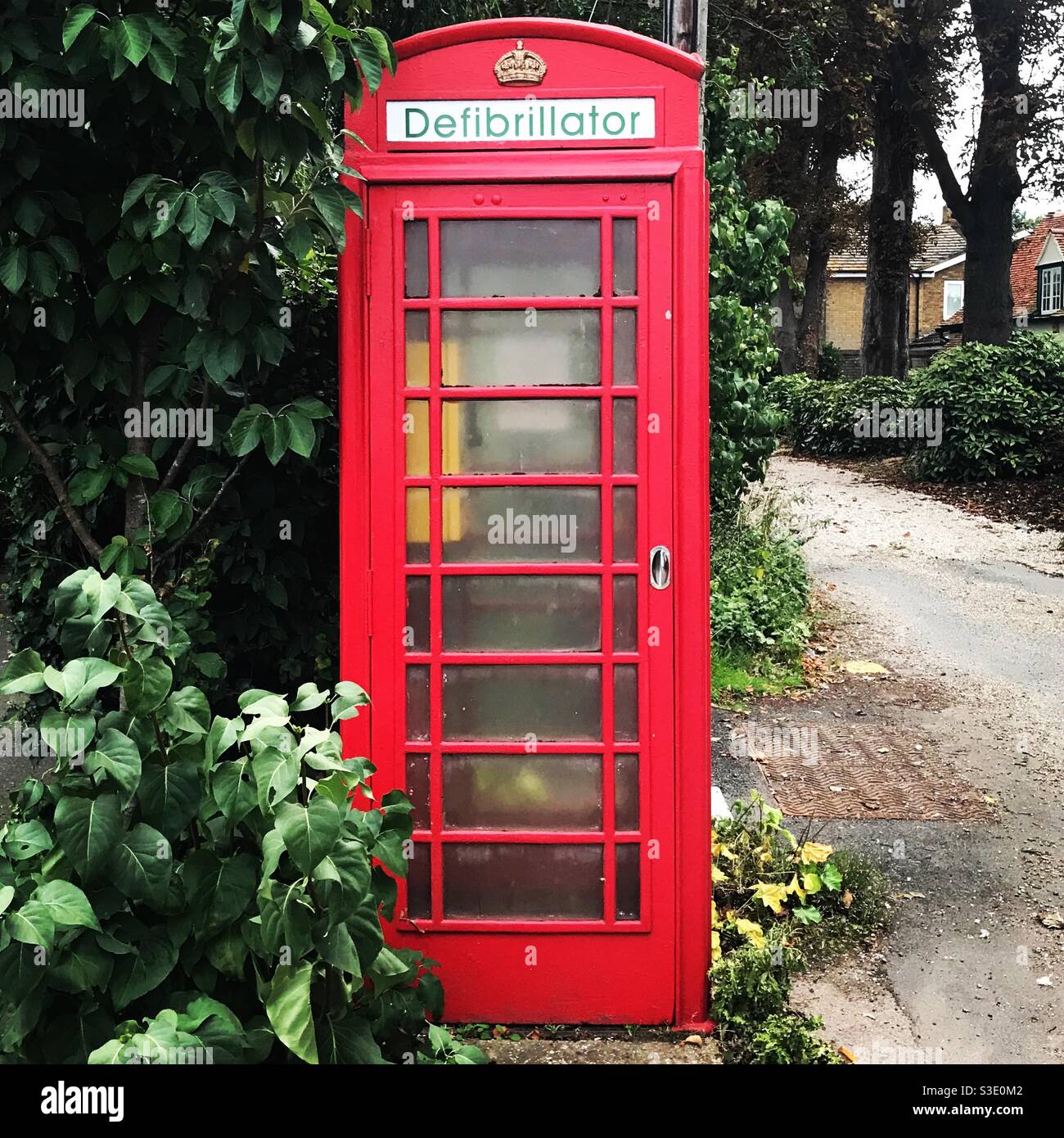 Red box defibrillator hi-res stock photography and images - Alamy