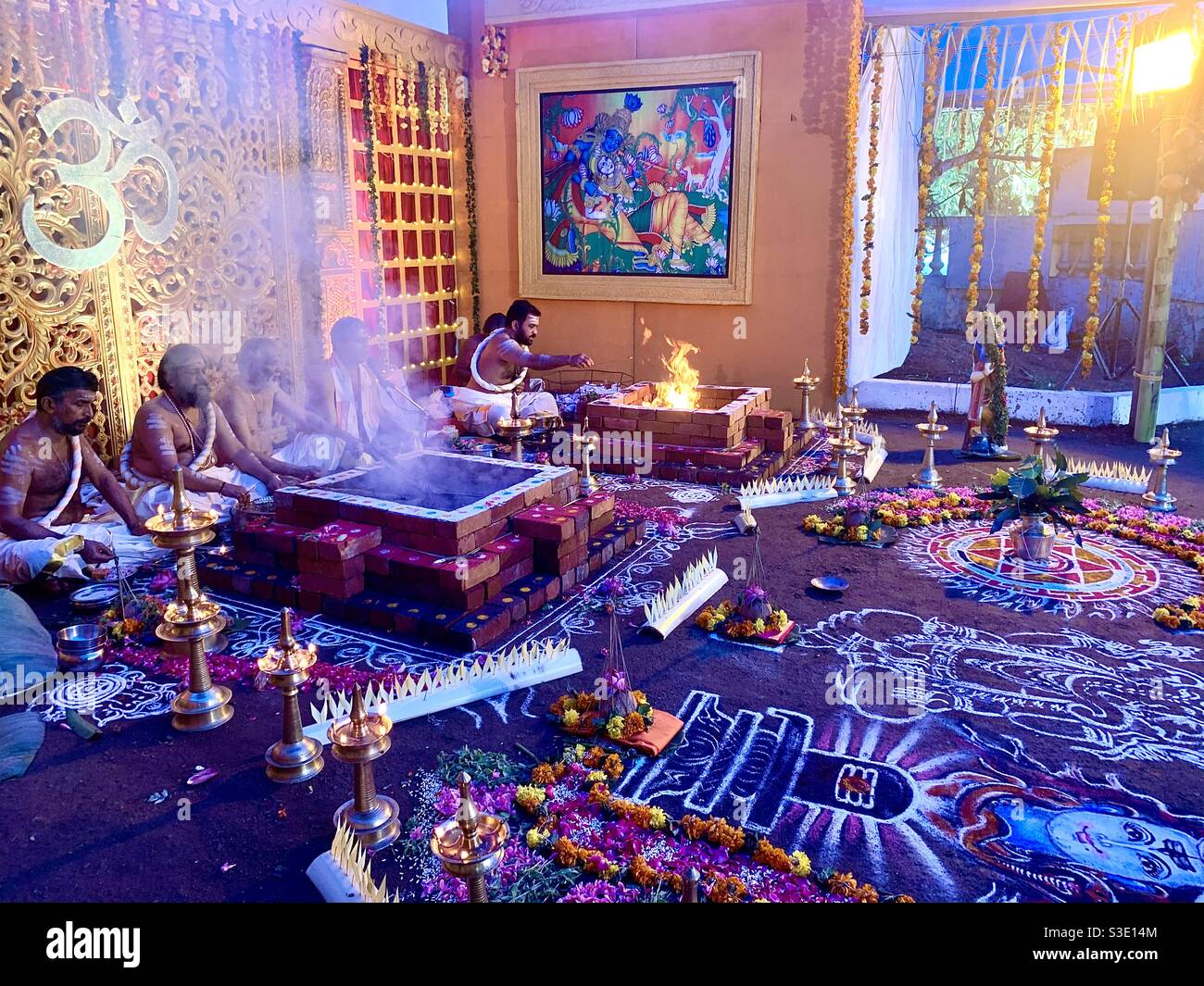 Form worship hi-res stock photography and images - Alamy