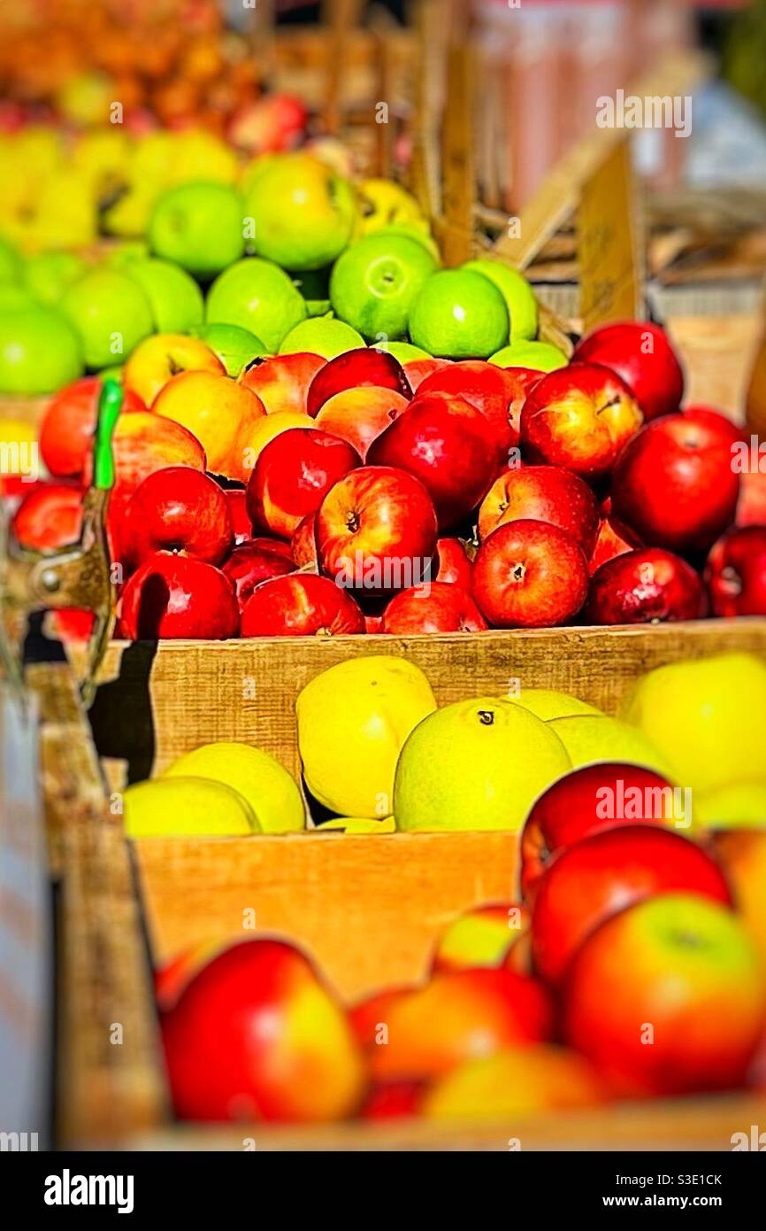 Apples boxes hi-res stock photography and images - Alamy