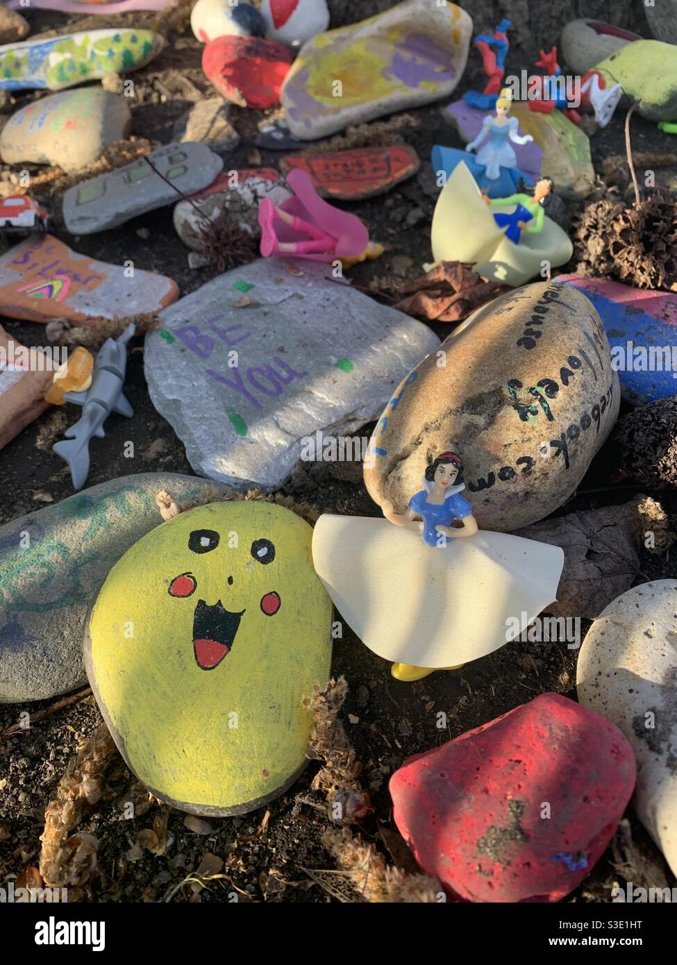 Painted stones hi-res stock photography and images - Alamy