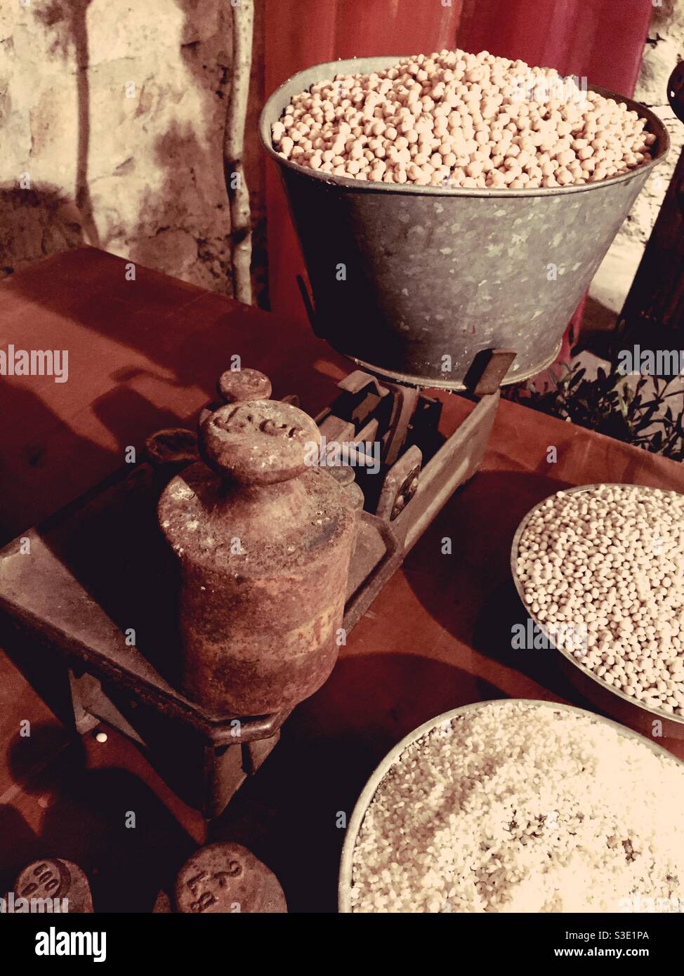 Old rusty scales weighing legumes Stock Photo - Alamy