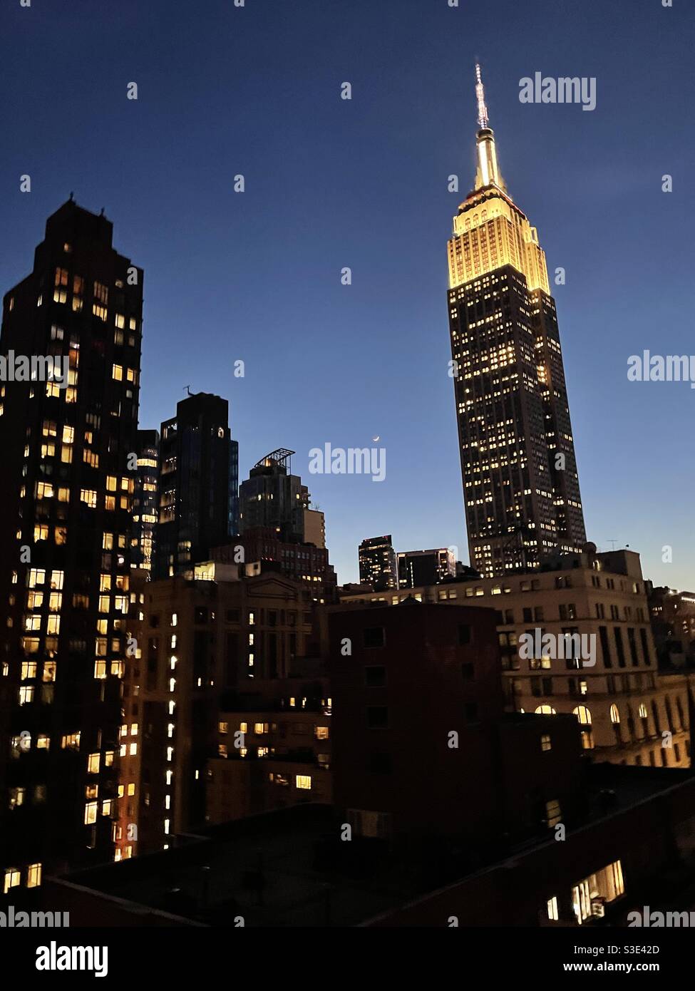 Empire state building silhouette hi-res stock photography and images ...