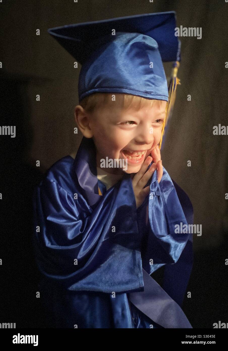 Cap and gown hi-res stock photography and images - Alamy