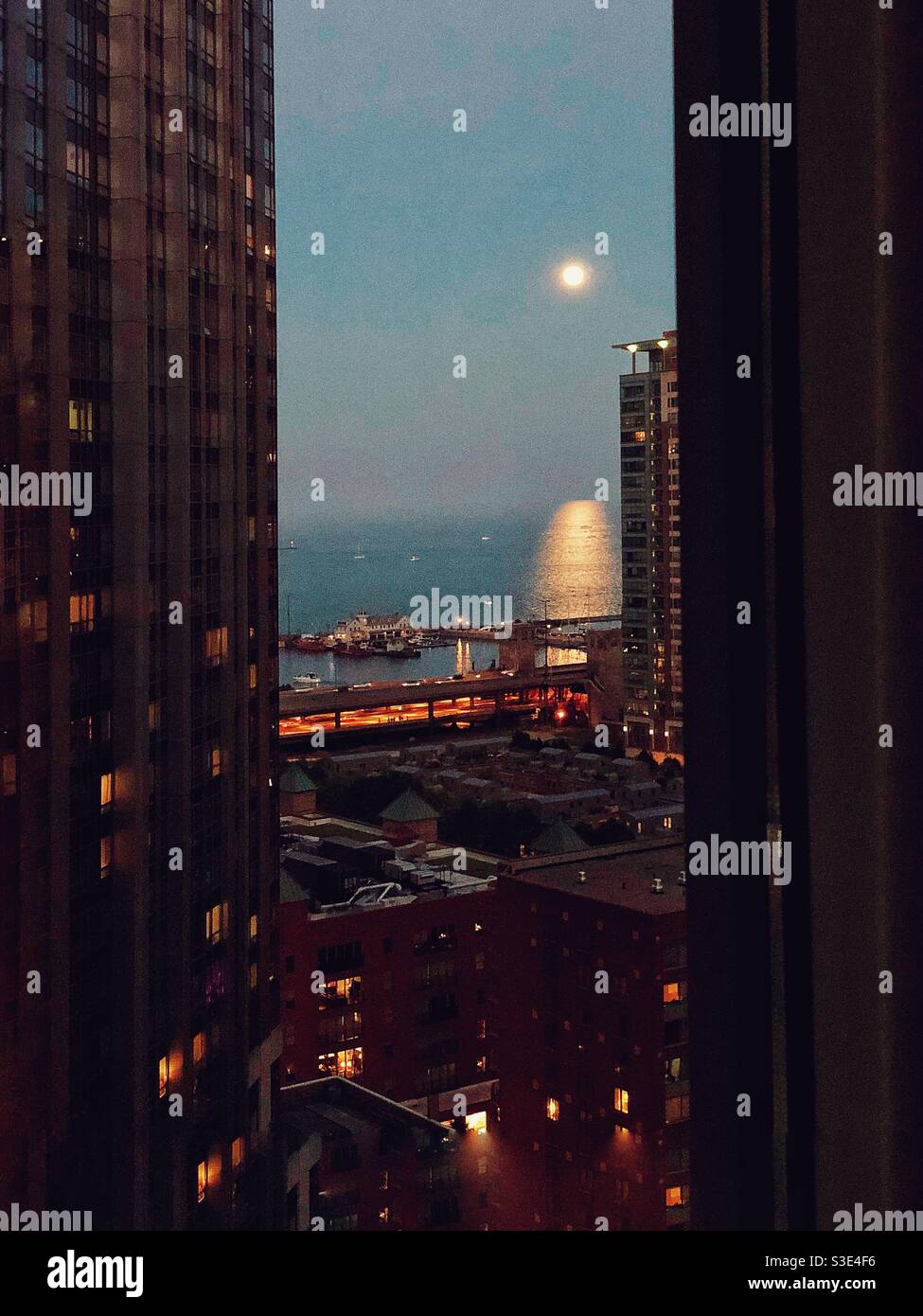 Chicago moon hi-res stock photography and images - Alamy