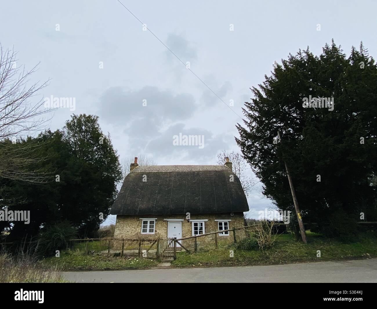 Cotswold thatched cottage hi-res stock photography and images - Alamy