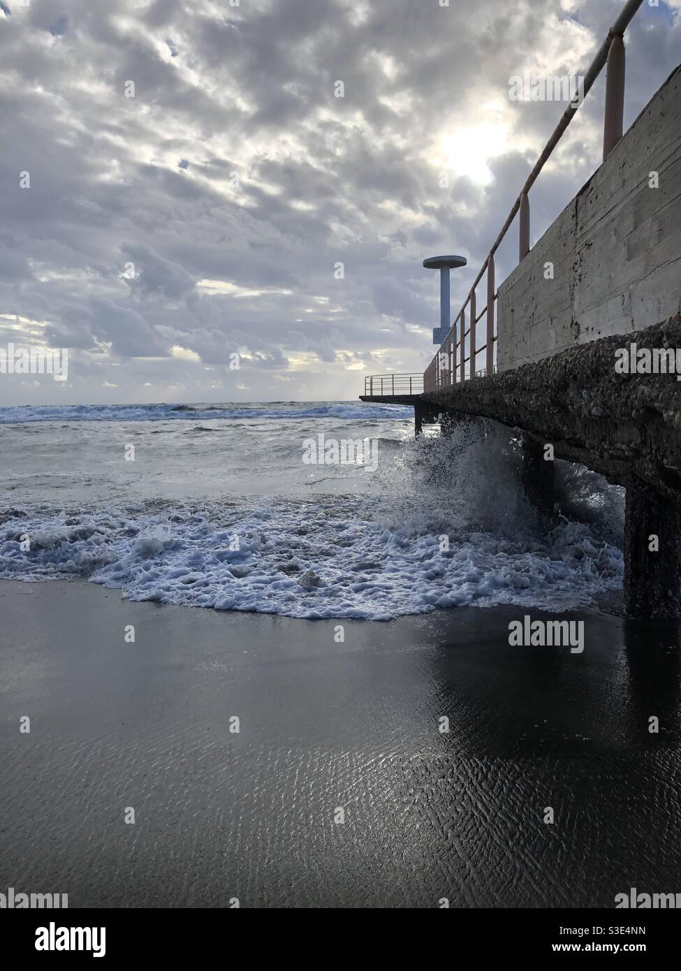 Waves dock High Resolution Stock Photography and Images - Alamy