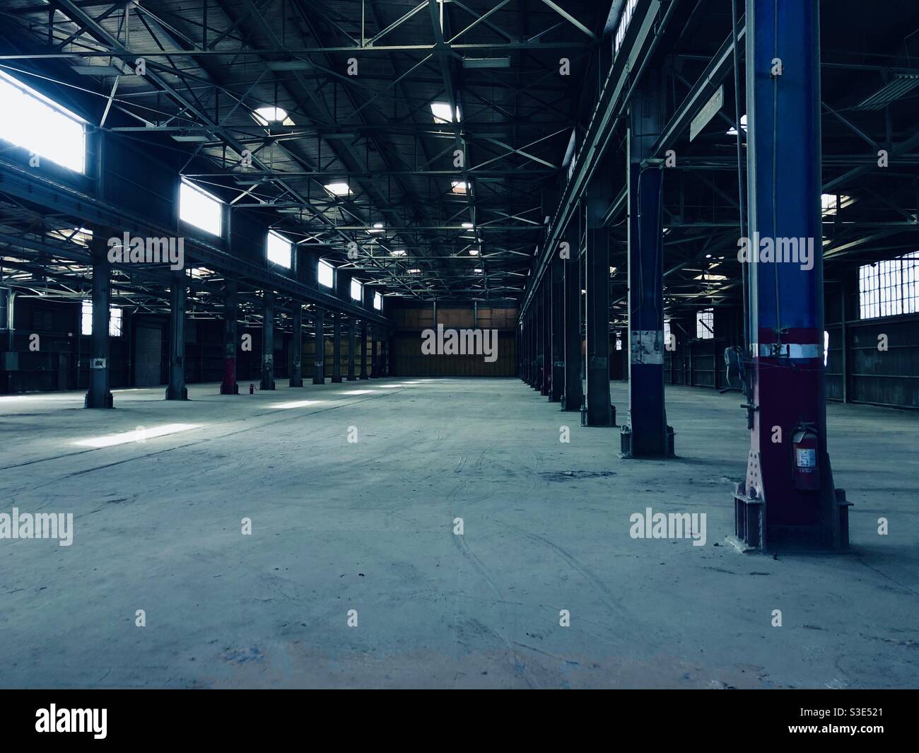 Warehouse interior empty hi-res stock photography and images - Alamy