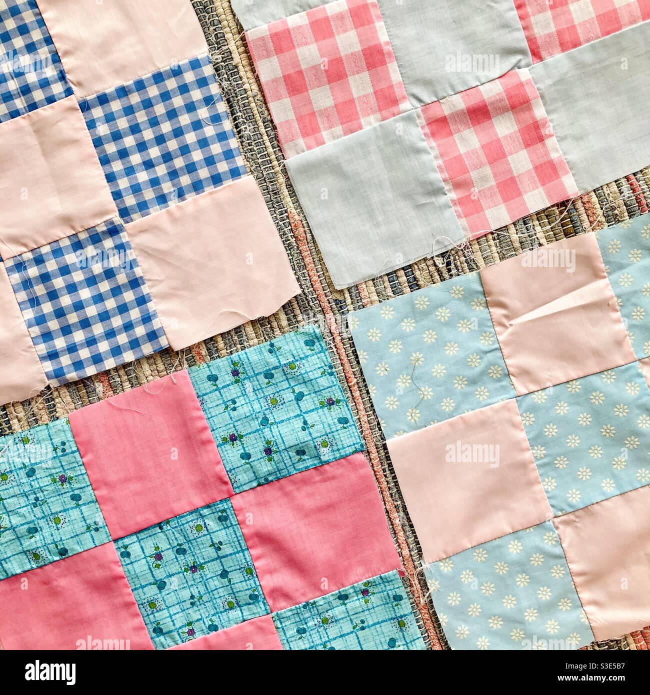 Pink floral quilt hi-res stock photography and images - Alamy