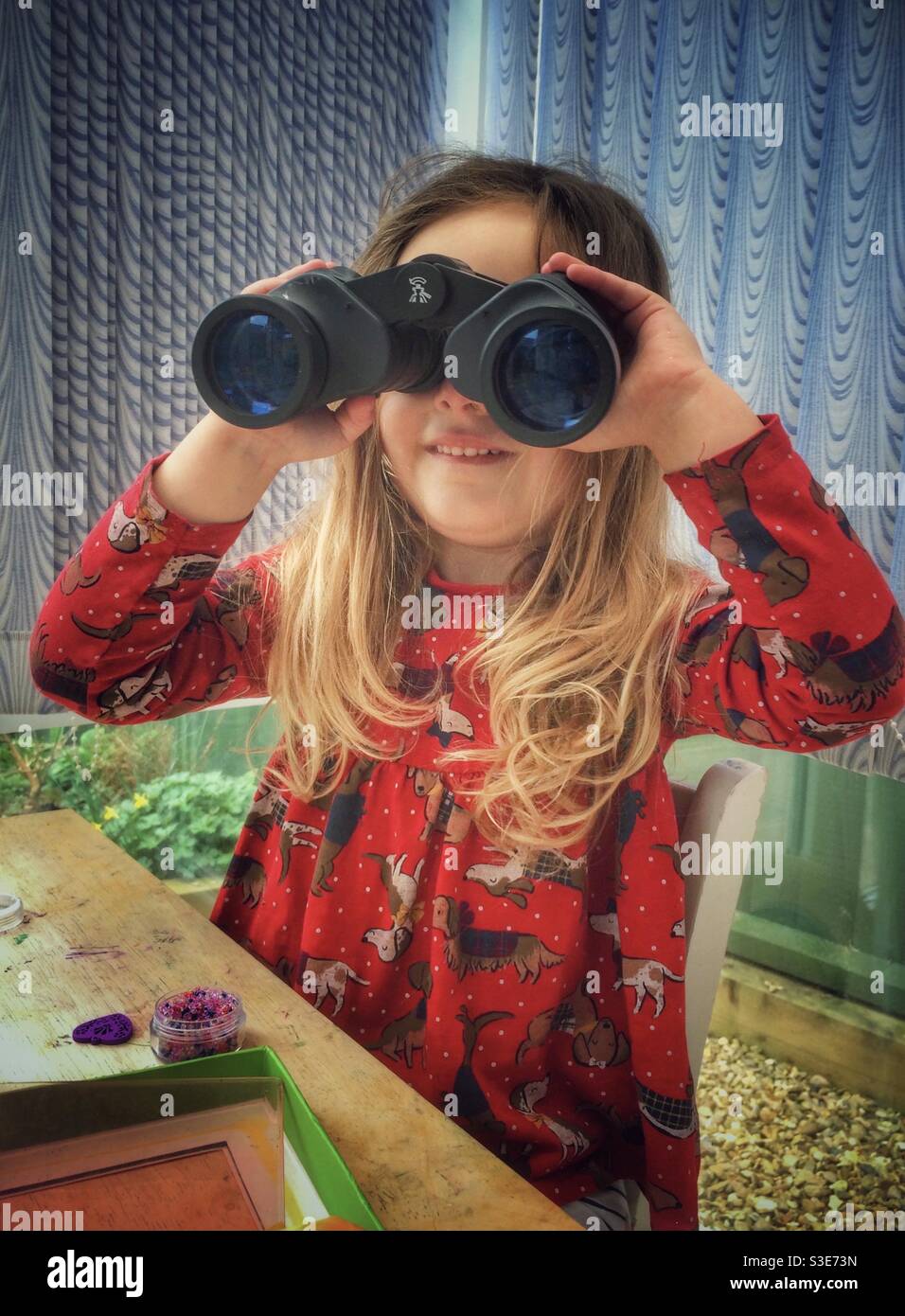 Young child using binoculars Stock Photo - Alamy