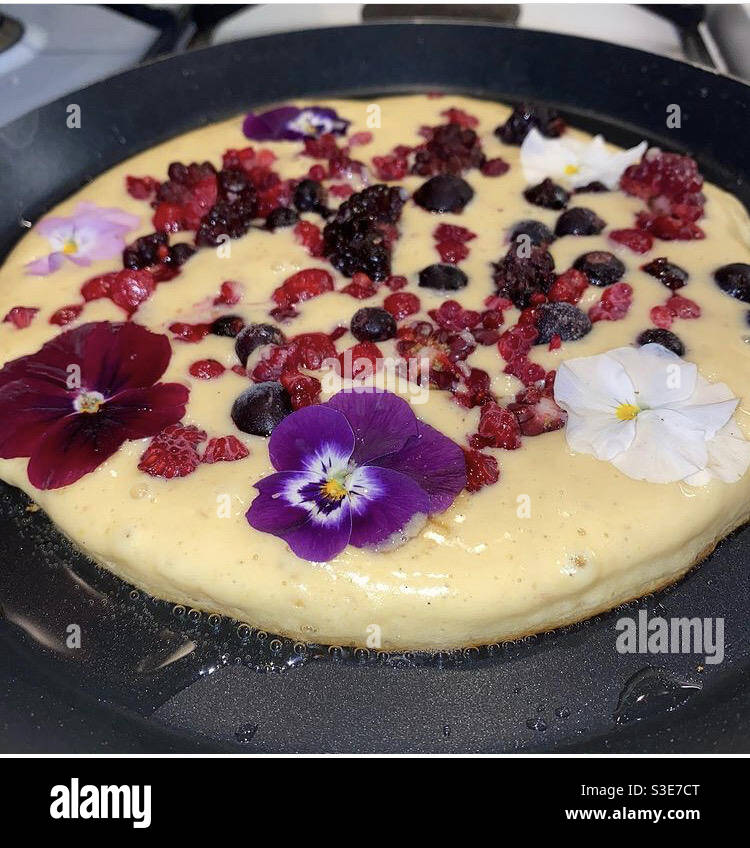 Edible violas hi-res stock photography and images - Alamy