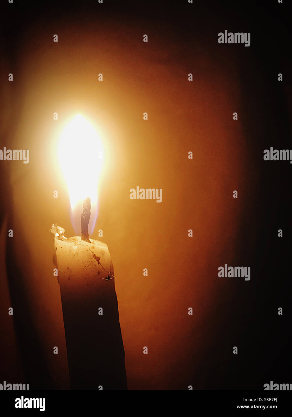 Candlelight light hi-res stock photography and images - Alamy