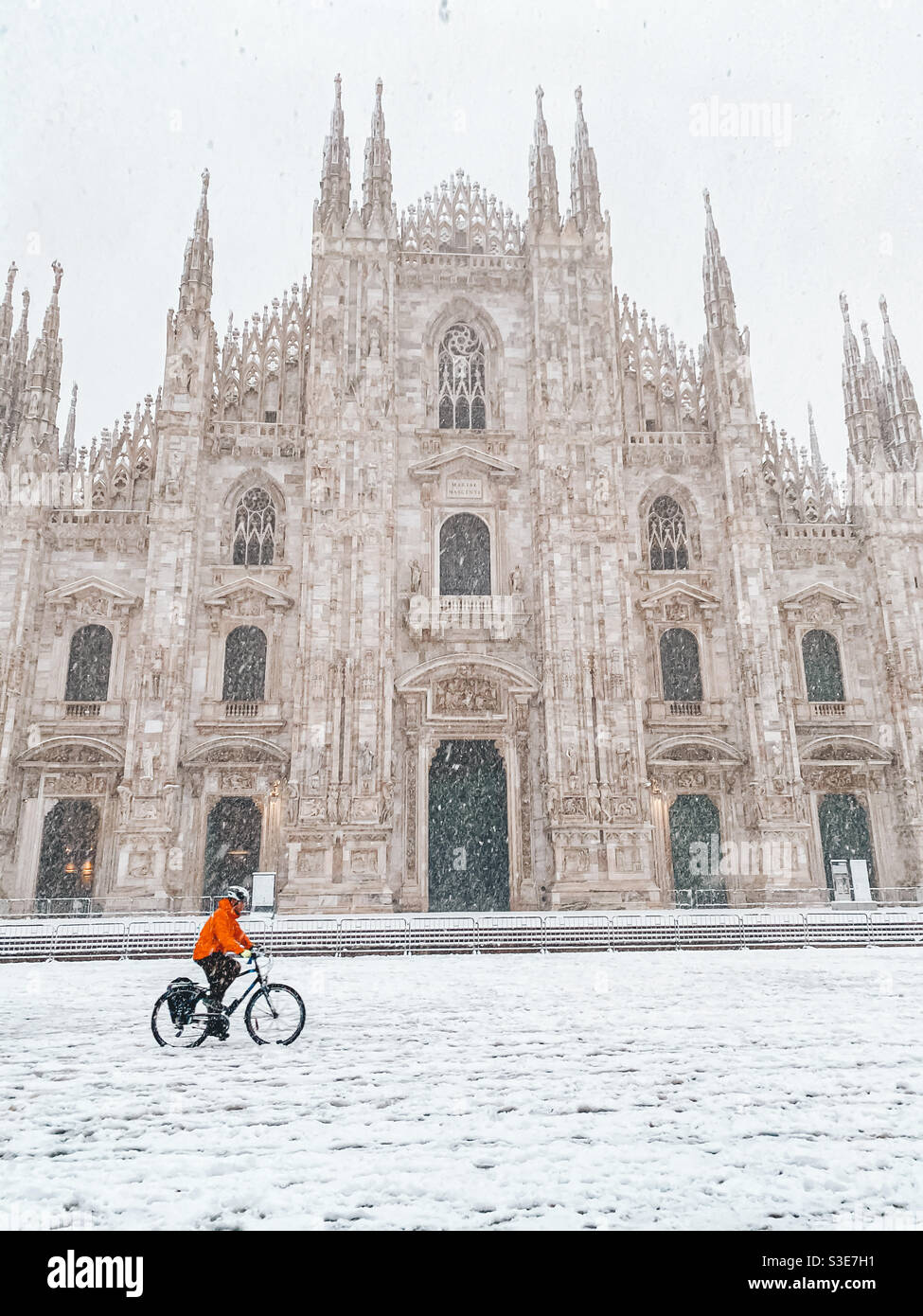 Duomo snow hi-res stock photography and images - Alamy