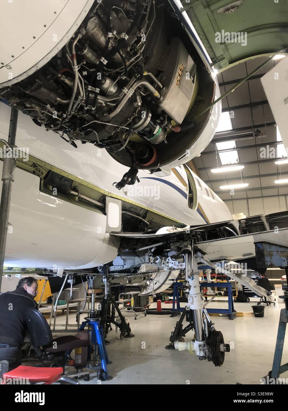 Business jet aircraft maintenance hi-res stock photography and images ...