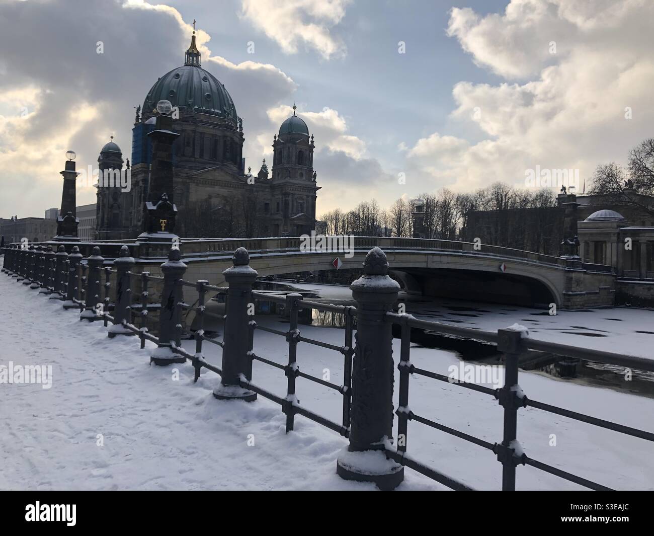 Berlin snow hi-res stock photography and images - Alamy